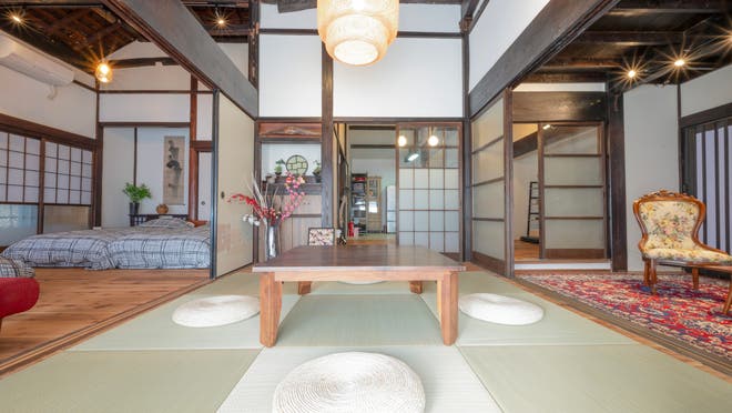東京から約2時間の古民家をリノベーションした大正ロマン風の戸建。サウナ、屋内バーベキュー完備。撮影スタジオとしても最適の写真1
