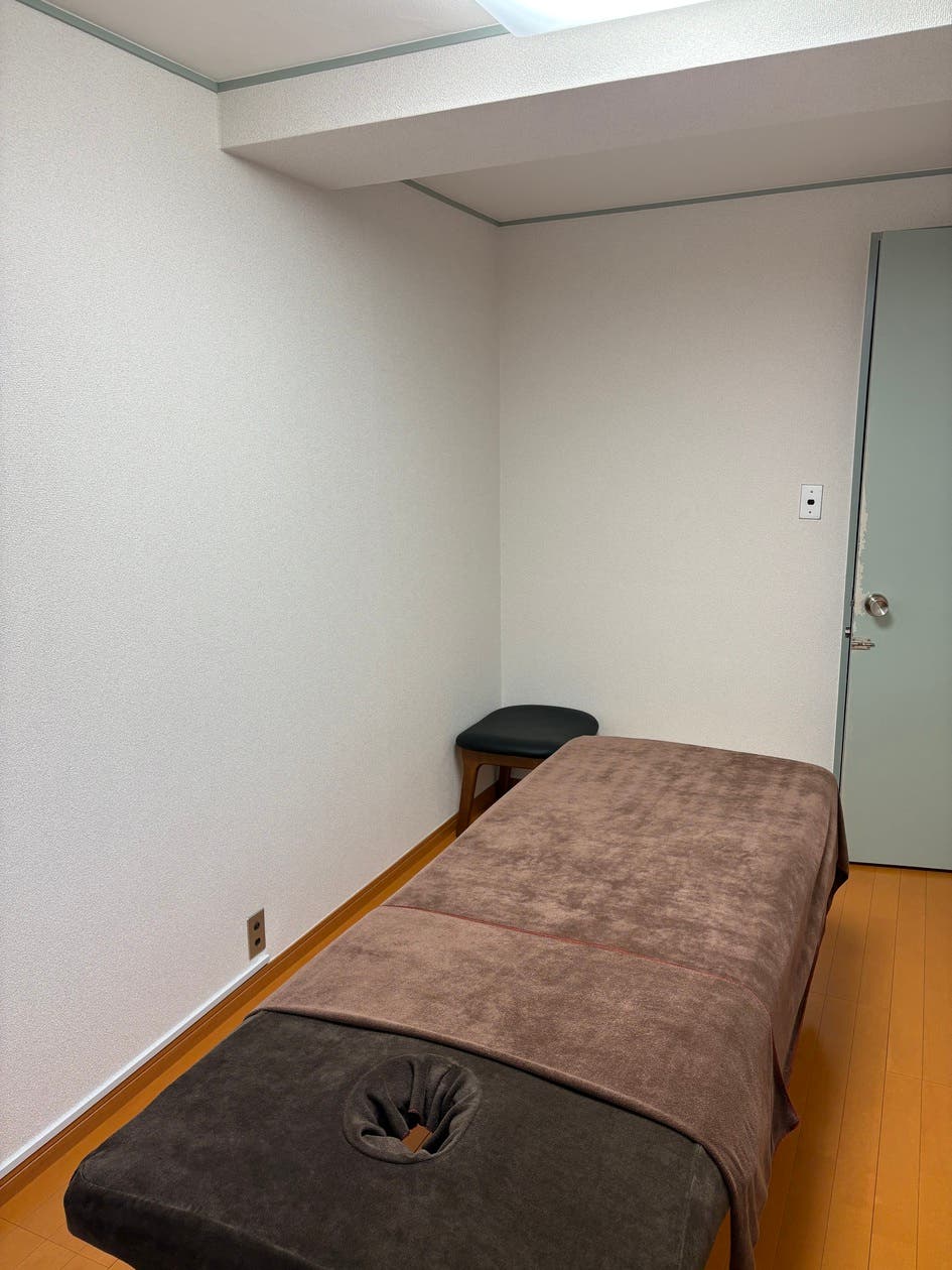 麻布十番駅徒歩4分 完全個室レンタルサロン 施術ベッド エアコン スツール完備の写真2