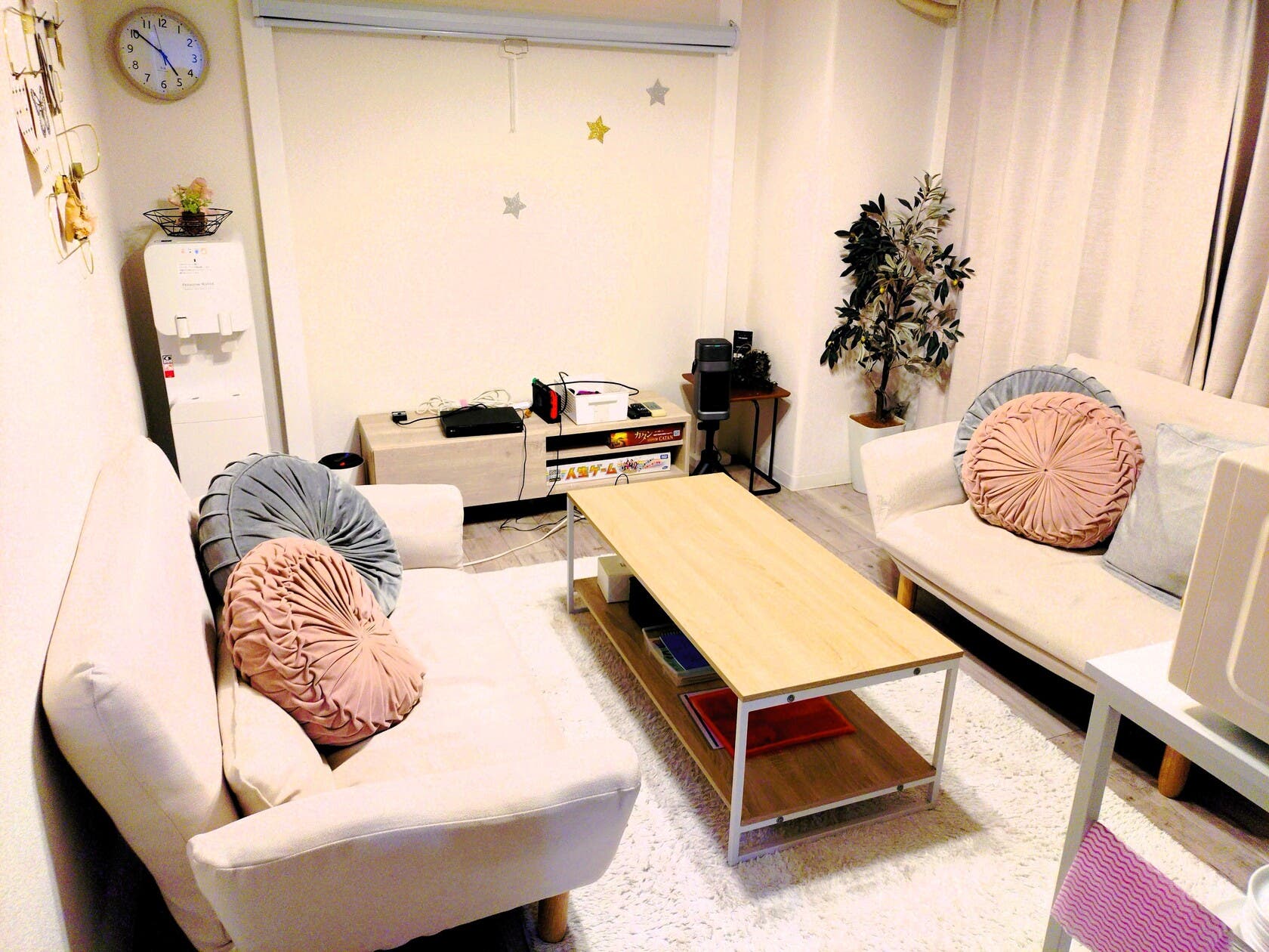【大人気４人ぐらいのおしゃべりスペース】角部屋🌟ゲーム多数🗑ゴミ箱利用可🍕鍋パ/タコパ/合コン/女子会/DVD鑑賞の写真1