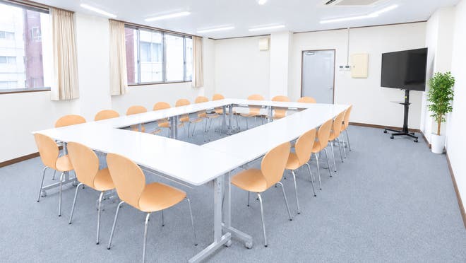 ⭐駅1分⭐セミナー・面接・会社説明会・支店会議等⭐️明るく広々40㎡、22名⭐️ホワイトボード3台・65㌅TV⭐️ZEN新潟駅前の写真1