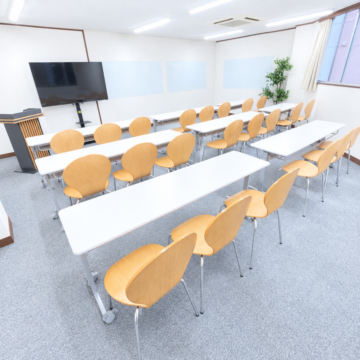 ⭐️研修・勉強会・セミナーに⭐️参加者が迷わない・駅1分⭐️広々40㎡の明るい会議室⭐️WB3台・65㌅TV⭐️ZEN 新潟駅前の写真1