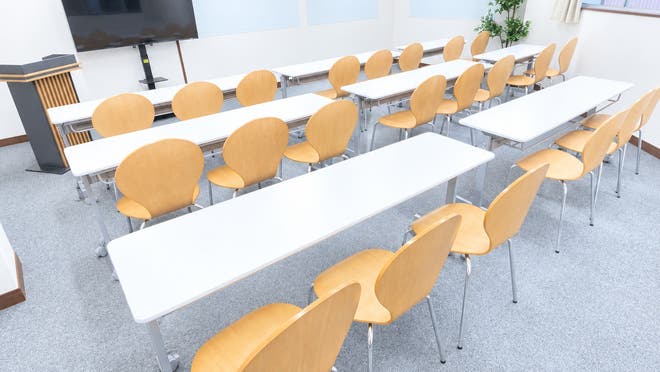 ⭐️研修・勉強会・セミナーに⭐️参加者が迷わない・駅1分⭐️広々40㎡の明るい会議室⭐️WB3台・65㌅TV⭐️ZEN 新潟駅前の写真1