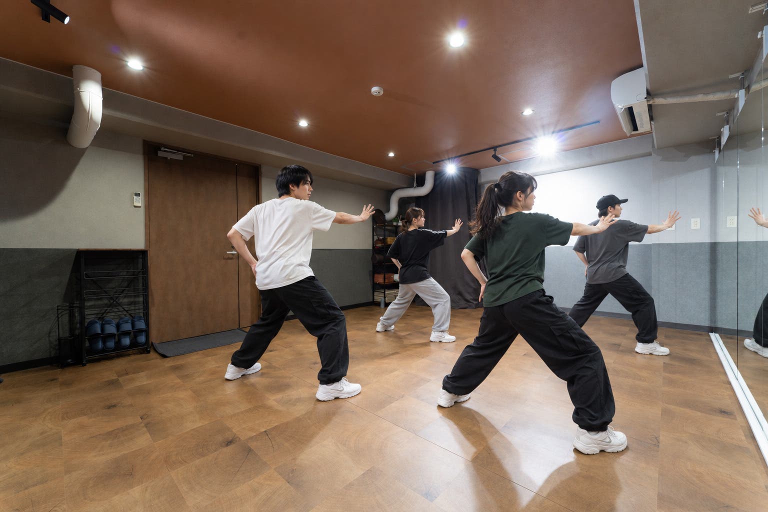 NEWオープン価格【巣鴨駅5分】大型鏡4.8ｍ広さ30㎡ジャンプ・大声・楽器OK！ダンス・演劇にお勧め／設備無料／更衣ｽﾍﾟｰｽの写真2