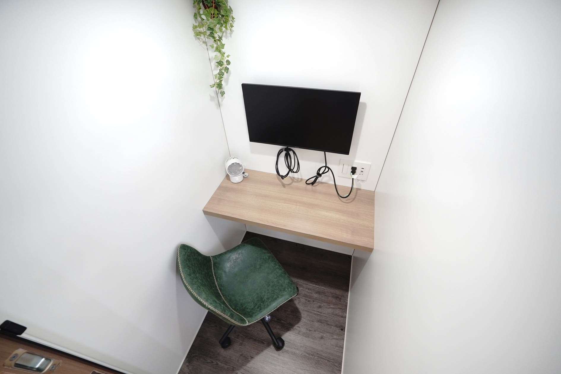 ＜BIZ DESK 茅ヶ崎駅南口No.1＞1人用個室🚪Wi-Fi📶電源🔌モニター🖥️テレワーク/Web会議/自習の写真1