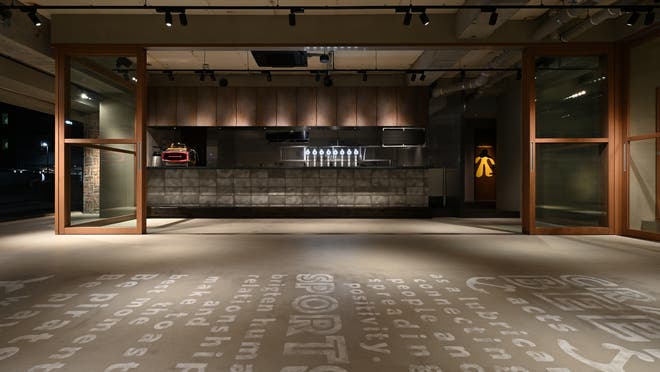 本物の醸造設備が並ぶクラフトビールブルワリー & タップルーム|商用撮影可の写真1