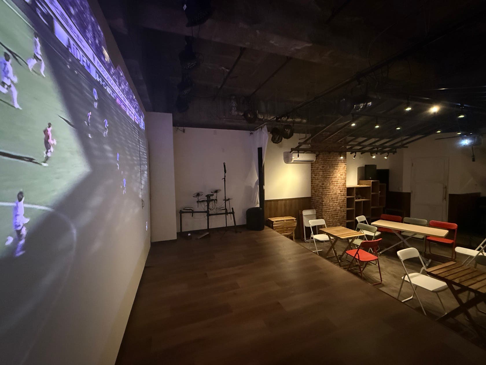 プロ仕様の本格的な音響と照明・観やすく設計されたステージが、あらゆるイベントをに対応します✨の写真2