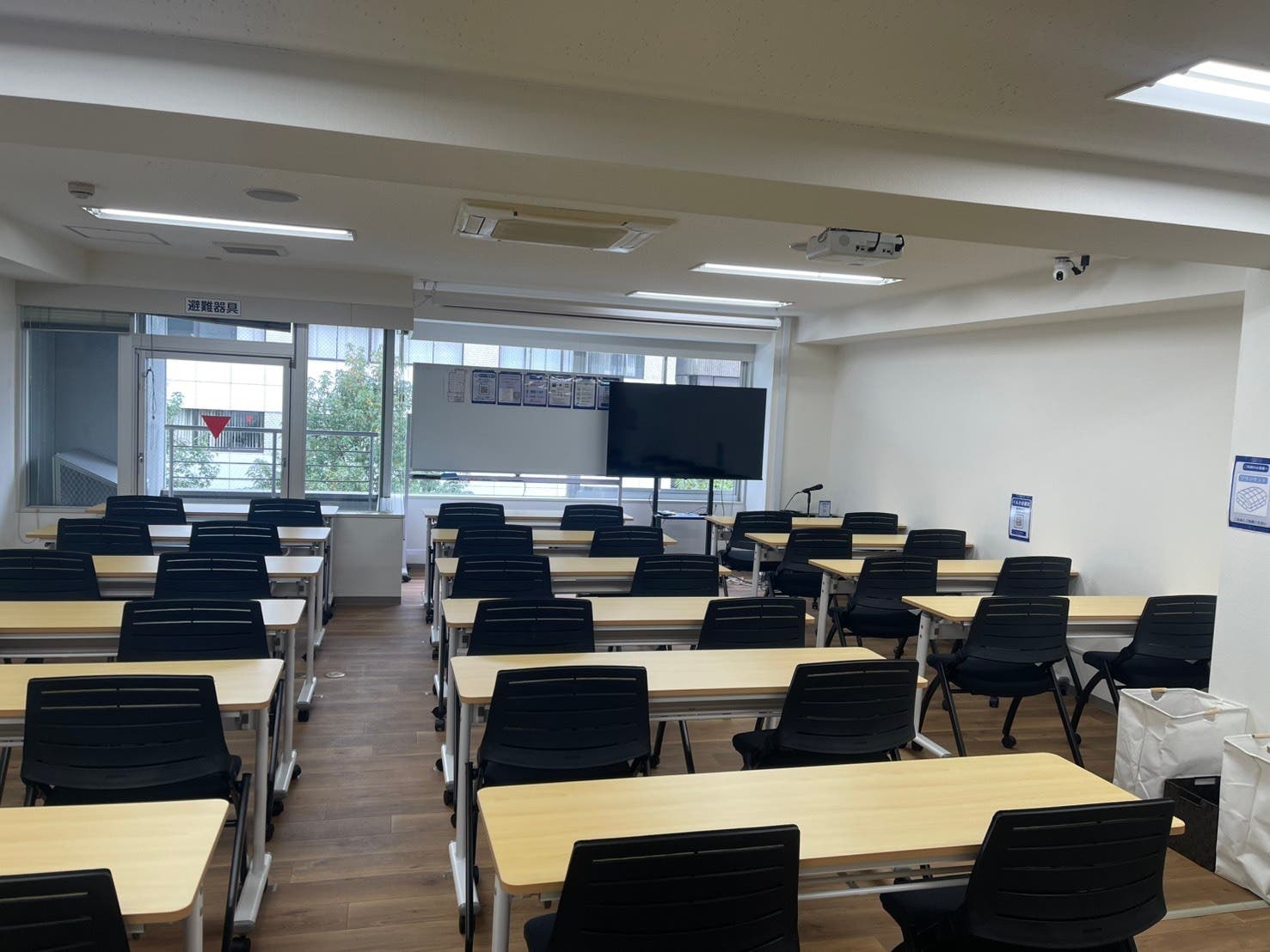 関内駅徒歩1分｜40名着席可｜120大型スクリーンとモニター無料｜商談・セミナー・面接｜高速WiFi完備の貸し会議室の写真1