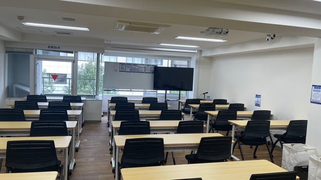 関内駅徒歩1分|40名着席可|120大型スクリーンとモニター無料|商談・セミナー・面接|高速WiFi完備の貸し会議室の写真1