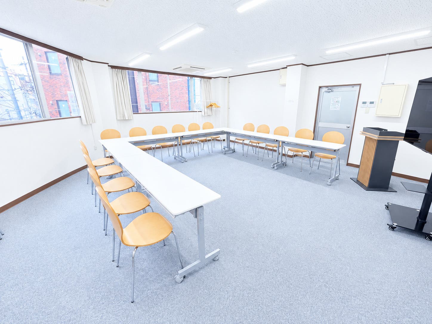 ⭐駅1分⭐セミナー・面接・会社説明会・支店会議等⭐️明るく広々40㎡、22名⭐️ホワイトボード3台・65㌅TV⭐️ZEN新潟駅前の写真2