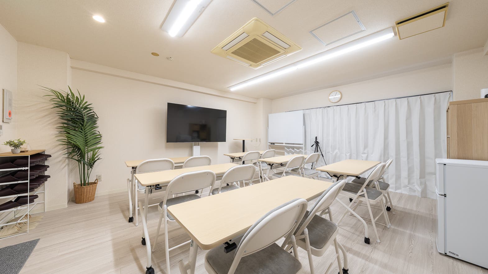 駅チカ！小規模セミナーにもZoom/Meet会議/ライブ配信にも使える、マルチ用途な会議室！の写真1