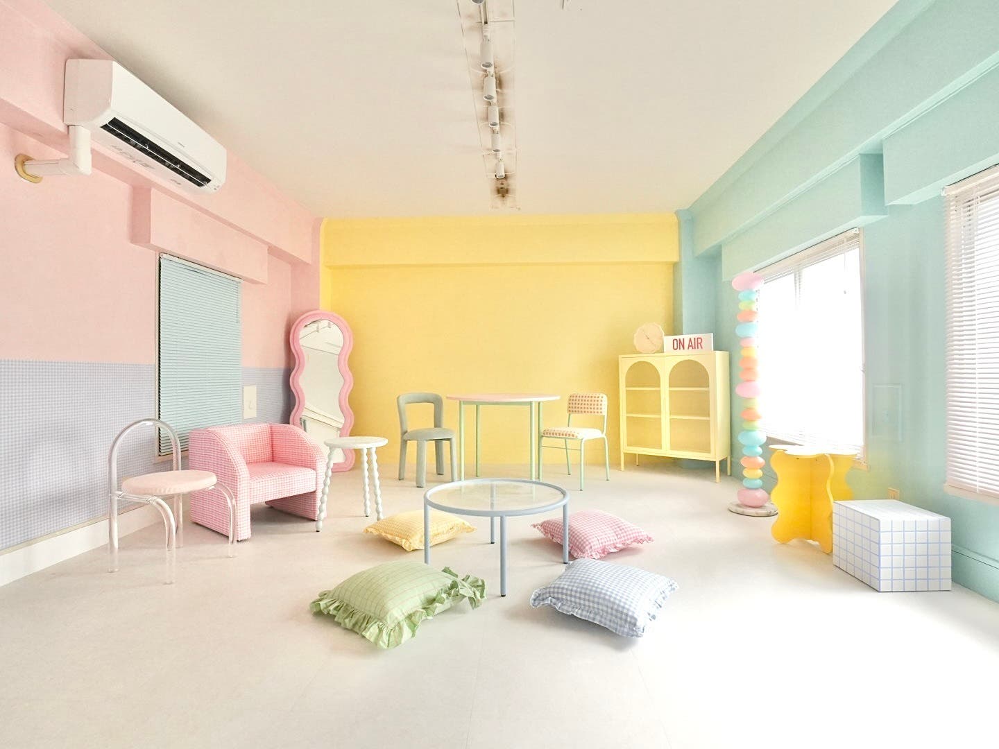 【日本橋】自然光たっぷり🪟パステルカラーのお部屋🩷🩵韓国風インテリア小物|水色ドア撮影|女子会|推し活|ポートレートの写真1