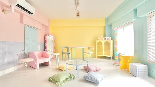 【日本橋】自然光たっぷり🪟パステルカラーのお部屋🩷🩵韓国風インテリア小物|水色ドア撮影|女子会|推し活|ポートレートの写真1