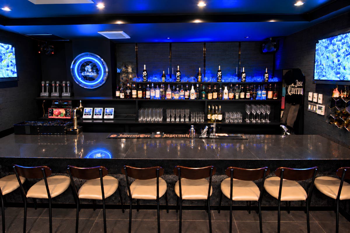 BAR完全貸切/セルフ飲み放題880円/カラオケ・ダーツ無料/結婚式２次会/誕生日会/Bar TK 心斎橋の写真2