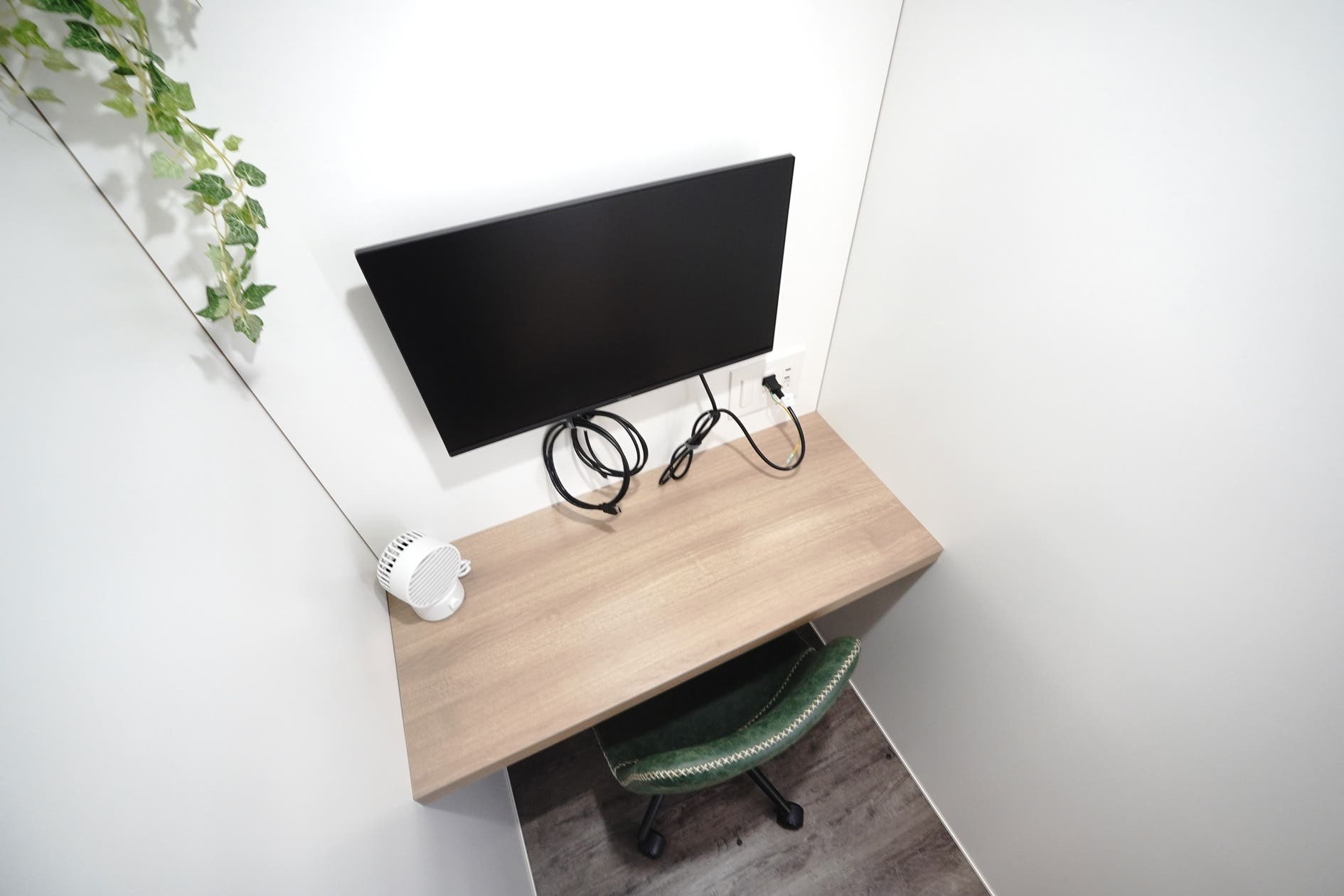 ＜BIZ DESK 茅ヶ崎駅南口No.5＞1人用個室🚪Wi-Fi📶電源🔌モニター🖥️テレワーク/Web会議/自習の写真2