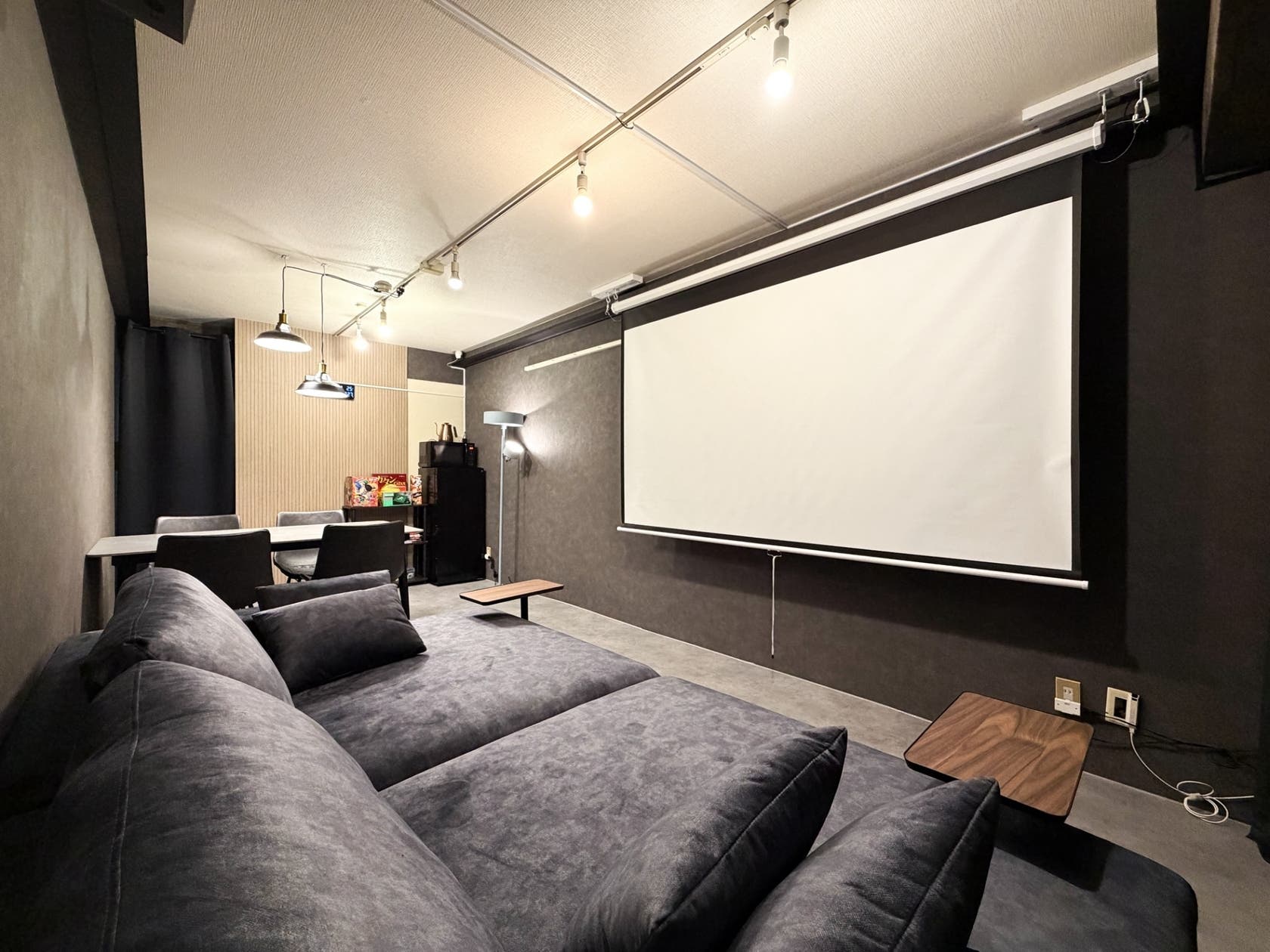 池袋駅5分✨100㌅スクリーン🎥デート✨️ボドゲ🎲パーティー🍷飲み会🍺女子会❤️933_Theater池袋の写真1