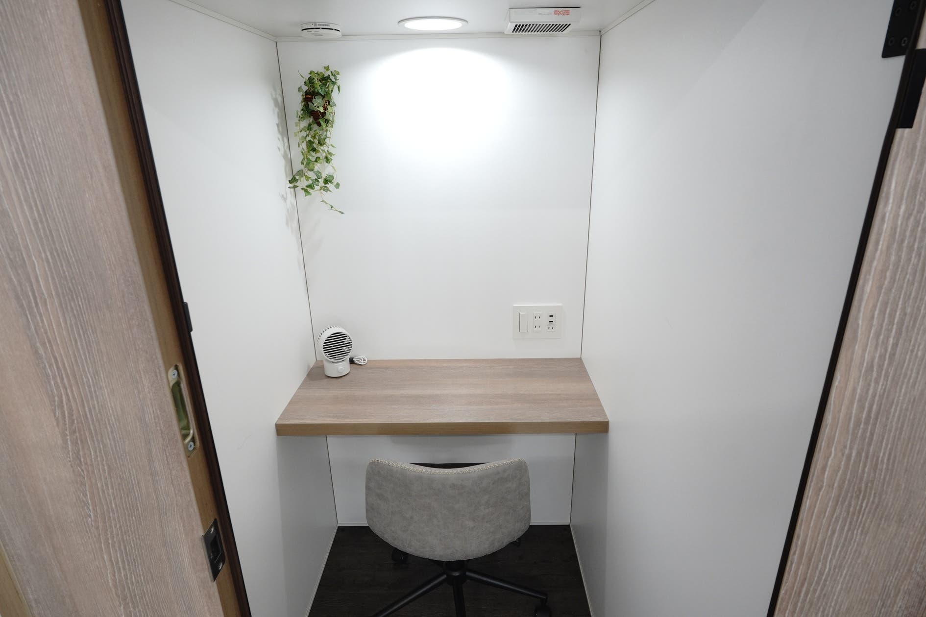 ＜TKPビズ BOX 東京駅カンファレンスセンターNo.8＞1人用個室🚪光回線Wi-Fi📶電源🔌テレワーク/オンライン会議の写真2