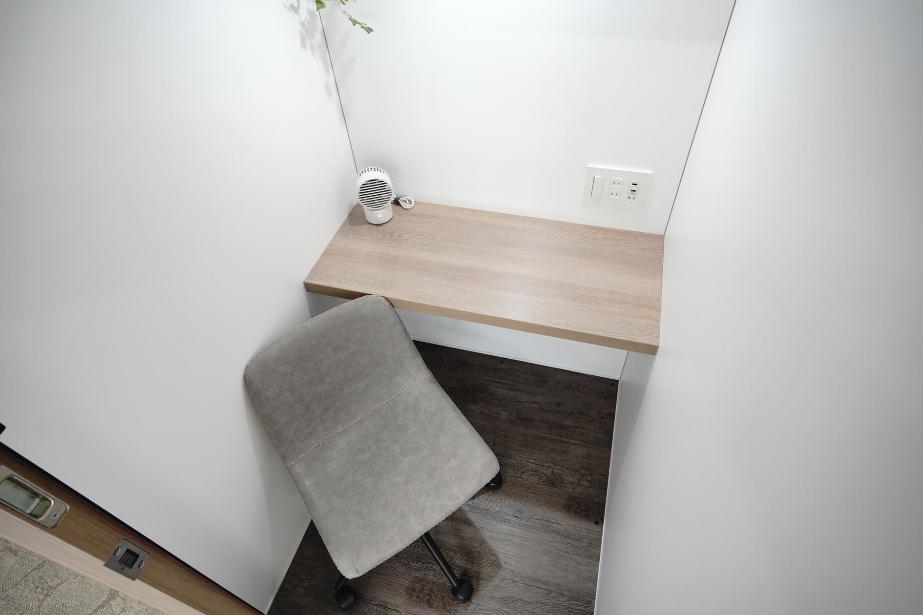 ＜TKPビズ BOX 東京駅カンファレンスセンターNo.11＞1人用個室🚪光回線Wi-Fi📶電源🔌テレワーク/Web会議の写真1