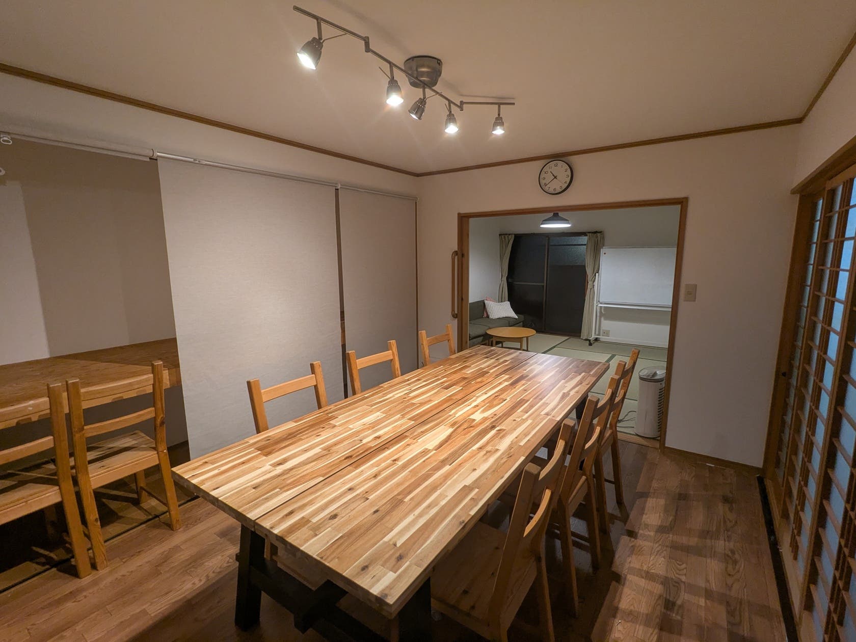 JR奈良駅から徒歩2分のおうちスペース！8人用テーブルのあるフローリング部屋と畳部屋で多用途に使えます！の写真1