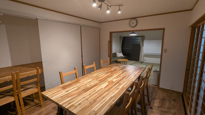 JR奈良駅から徒歩2分のおうちスペース!8人用テーブルのあるフローリング部屋と畳部屋で多用途に使えます!の写真1