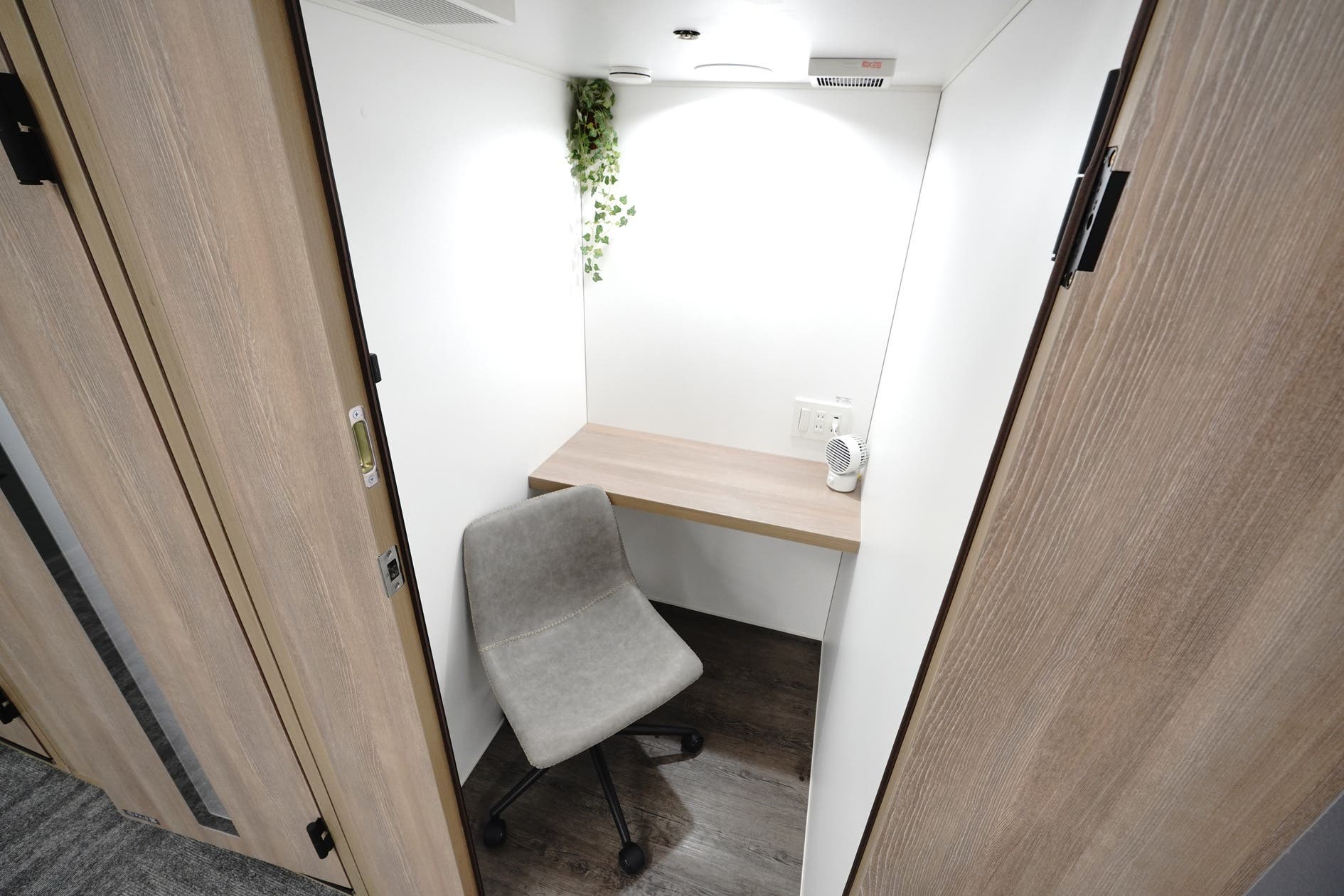 ＜TKPビズ BOX 虎ノ門カンファレンスセンターNo.2＞1人用個室🚪光回線Wi-Fi📶電源🔌テレワーク/オンライン会議の写真1