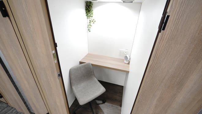 <TKPビズ BOX 虎ノ門カンファレンスセンターNo.8>1人用個室🚪光回線Wi-Fi📶電源🔌テレワーク/オンライン会議の写真1