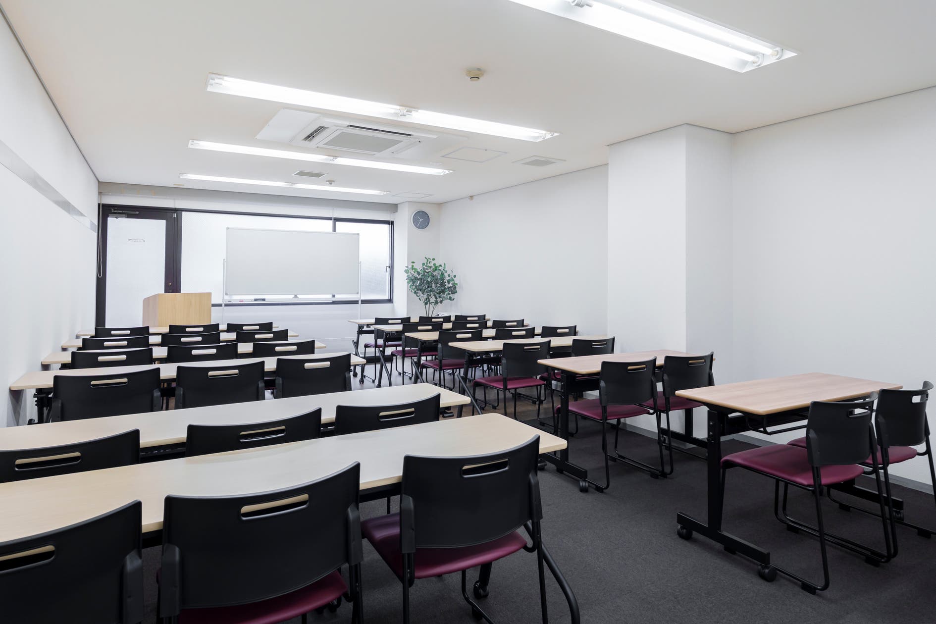 【烏丸御池駅3分/最大36名着席可能】備品完全無料！プロジェクター・マイク・WiFi完備でセミナー・研修・会議に最適の写真1