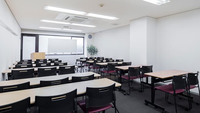 【烏丸御池駅3分/最大36名着席可能】備品完全無料!プロジェクター・マイク・WiFi完備でセミナー・研修・会議に最適の写真1