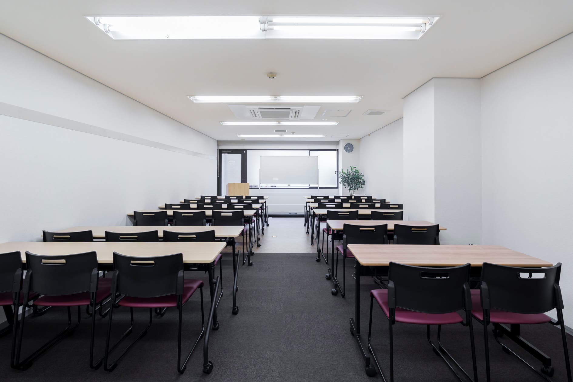【烏丸御池駅3分/最大36名着席可能】備品完全無料！プロジェクター・マイク・WiFi完備でセミナー・研修・会議に最適の写真2