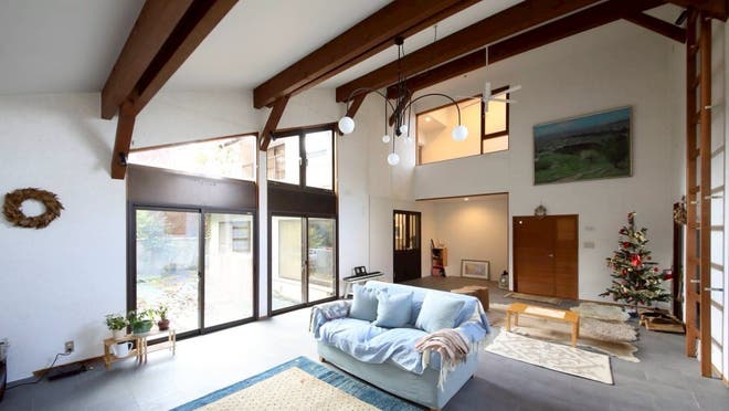 【金沢・神社隣接の洋風邸宅】暖炉と吹き抜けがある緑豊かな撮影スタジオ(250㎡・自然光)の写真1