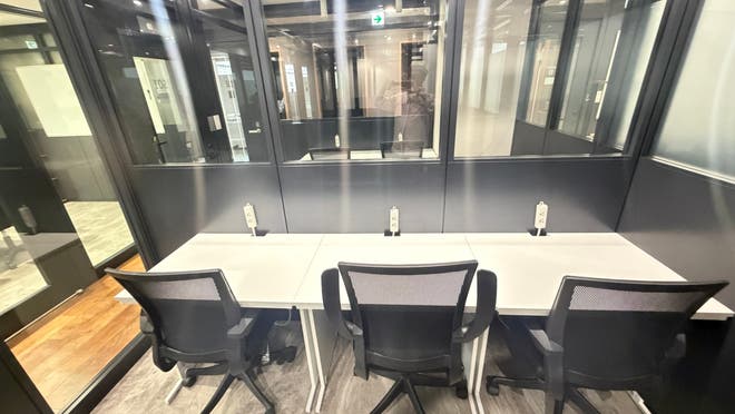 【八王子駅から徒歩1分】モニター・フリードリンク付き3名半個室(ブースS02)の写真1