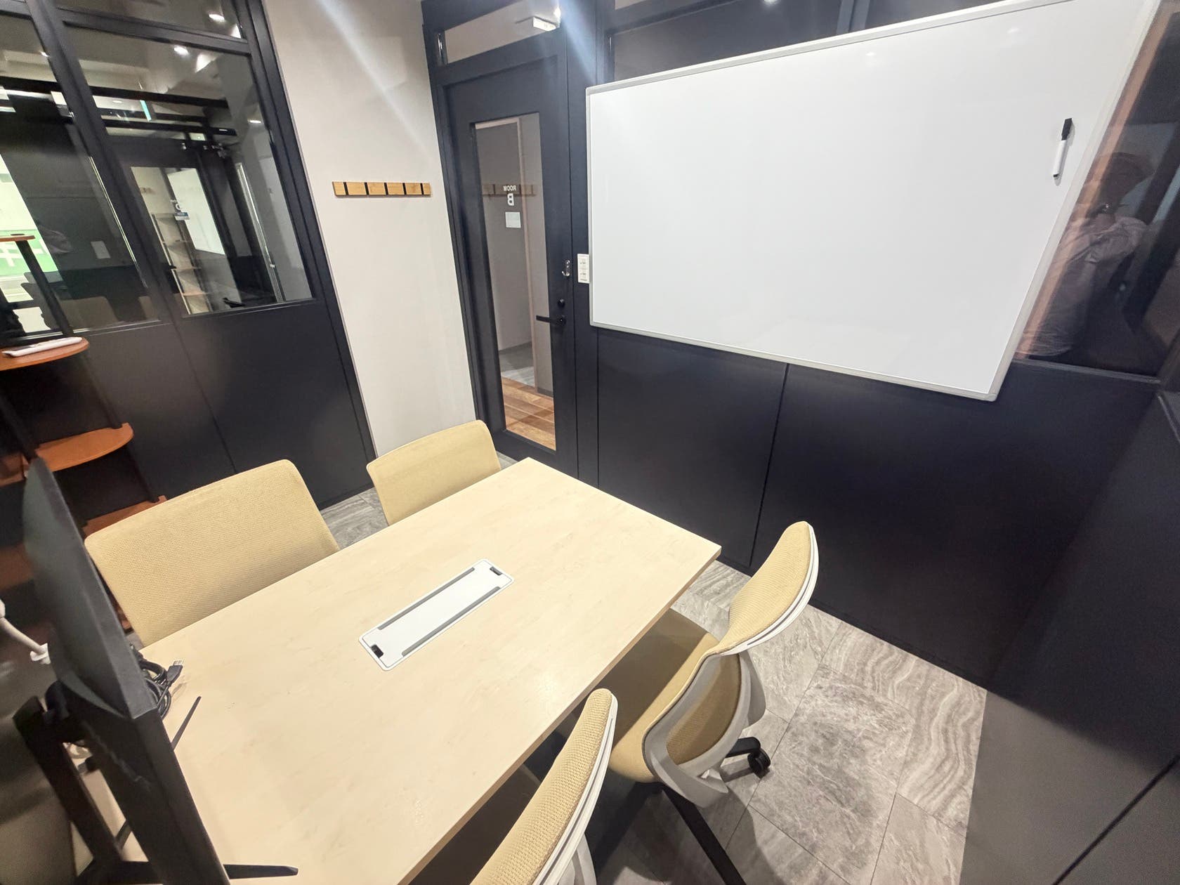 【八王子駅から徒歩1分】モニター・フリードリンク付き4名会議室（Room B）の写真2