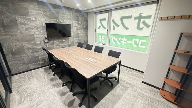 【八王子駅から徒歩1分】モニター・フリードリンク付き8名会議室(Room C)の写真1