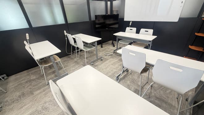 【八王子駅から徒歩1分】モニター・フリードリンク付き14名着席可能セミナールーム(Room A)の写真1