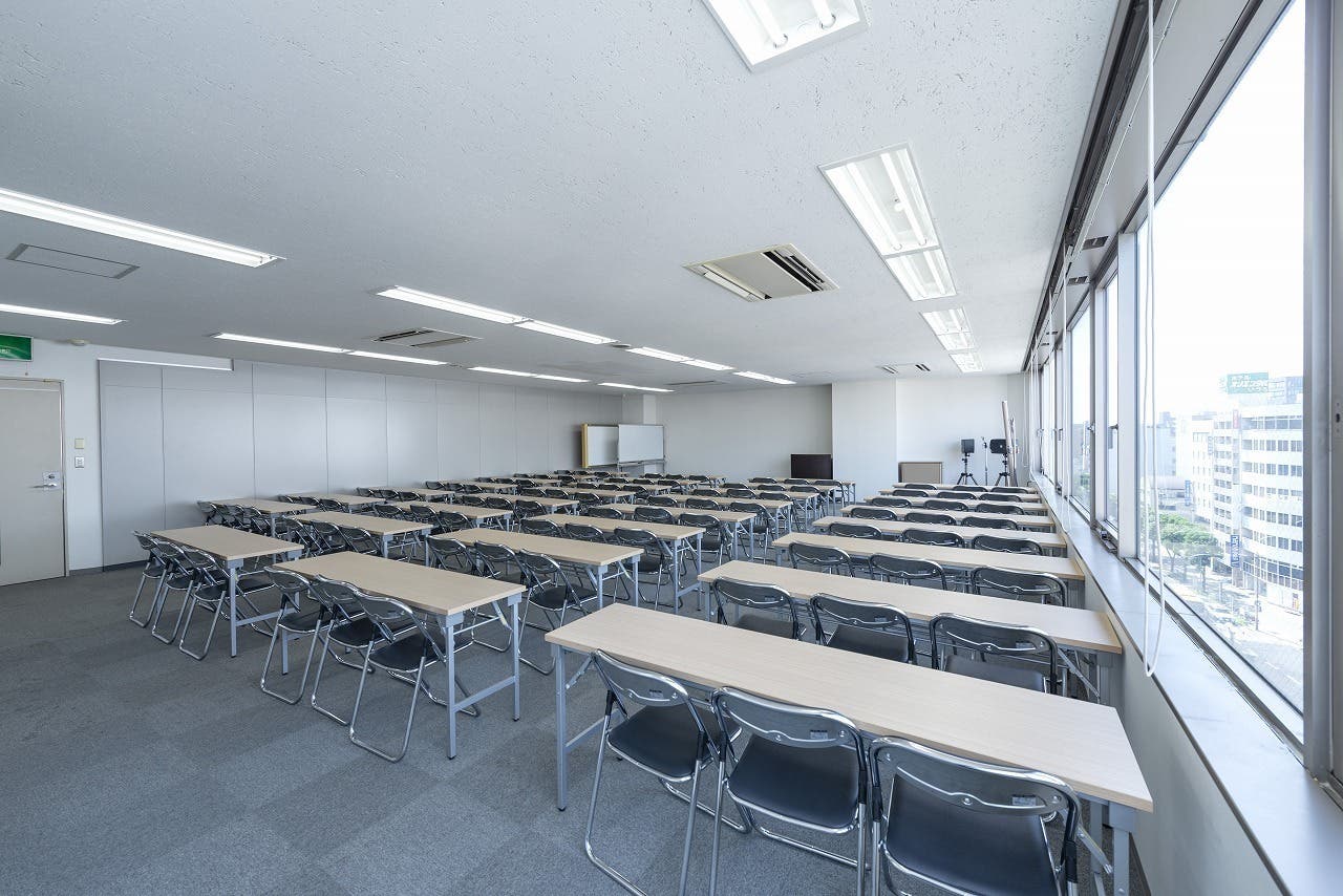 【大会議室(最大93人収容可)】オフィスビル内の貸会議室　打合せ/セミナー等　※鹿児島市天文館エリア 市電駅徒歩1分の写真1