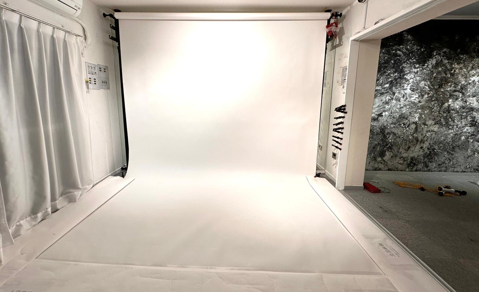 【西新宿1分】1部屋で4背景📷白ホリ／真紅ベルベット/漆喰壁/デザイナーズ家具/43㎡・更衣室・24時間OKの写真2