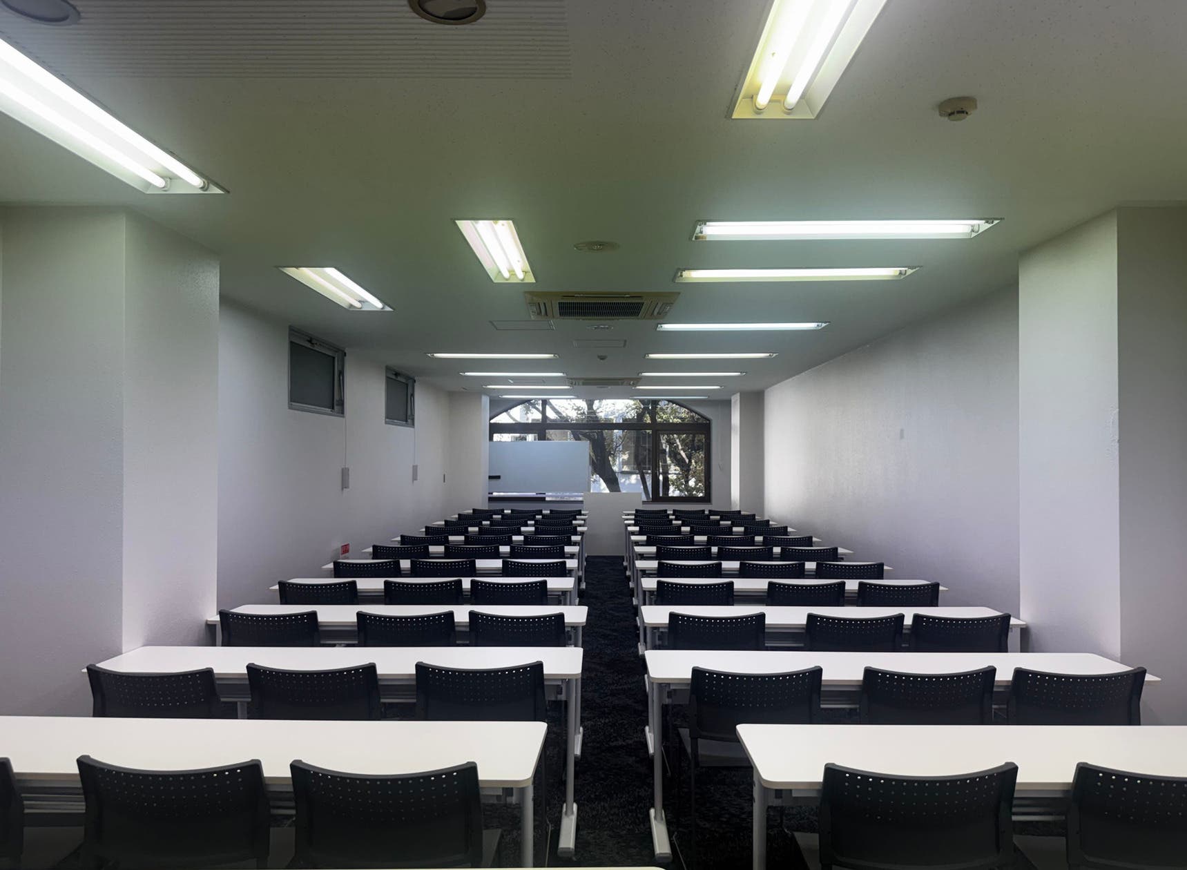 渋谷駅徒歩1分｜最大150名収容｜企業研修・セミナー・会社説明会に最適な大型会場の写真1