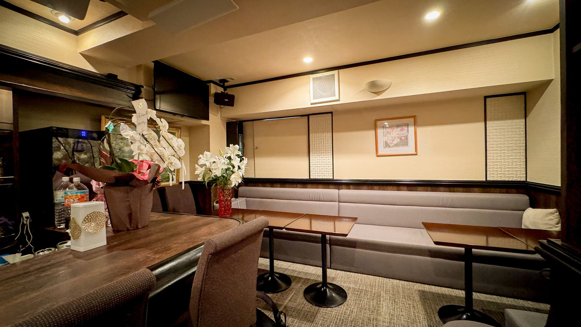 新橋駅すぐ｜銀座の一等地｜スナック貸切｜女子会・飲み会・パーティー｜取材・インタビュー・撮影に｜会議・打ち合わせ・ビジネス利用もの写真1