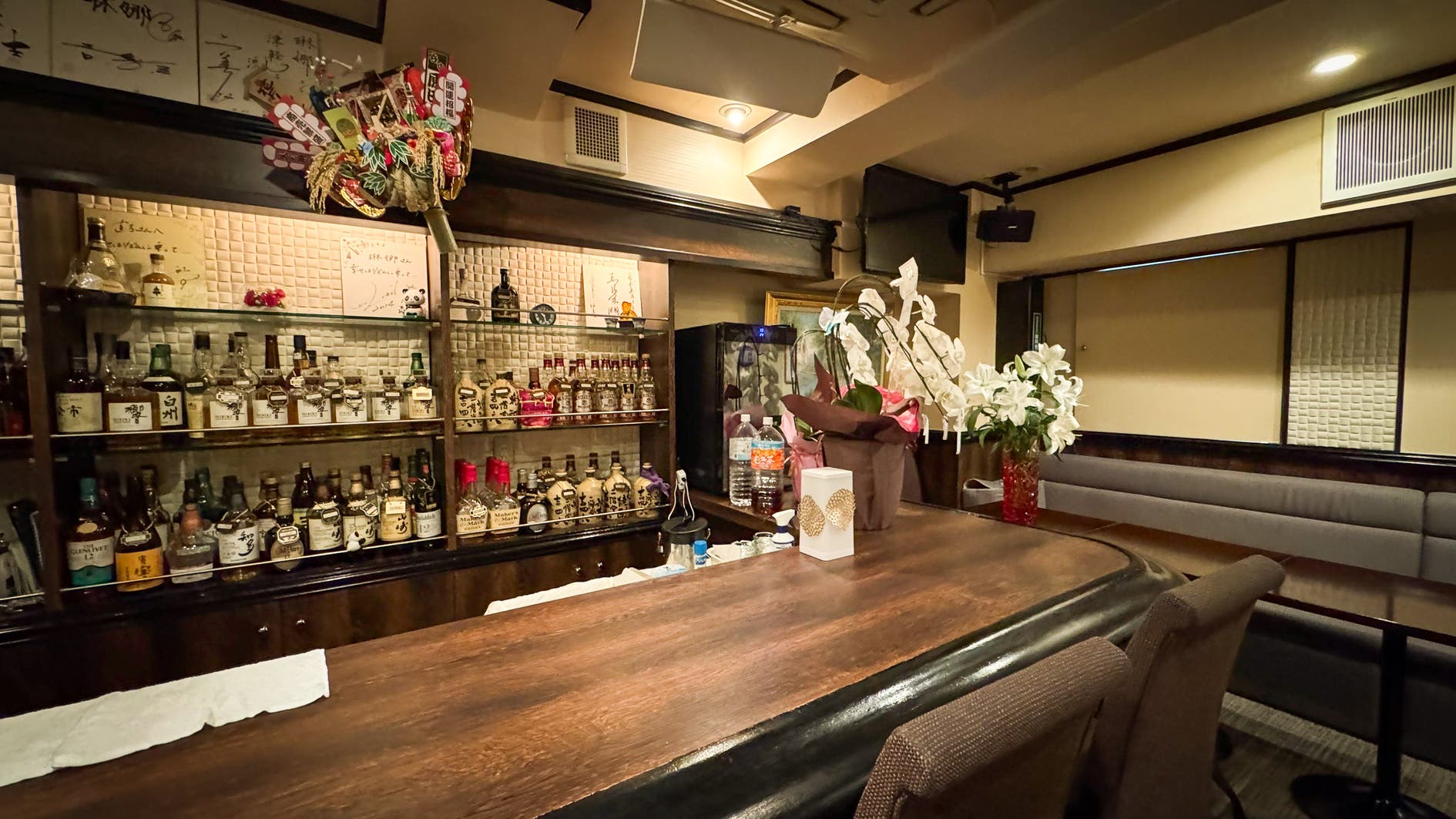 新橋駅すぐ｜銀座の一等地｜スナック貸切｜女子会・飲み会・パーティー｜取材・インタビュー・撮影に｜会議・打ち合わせ・ビジネス利用もの写真2
