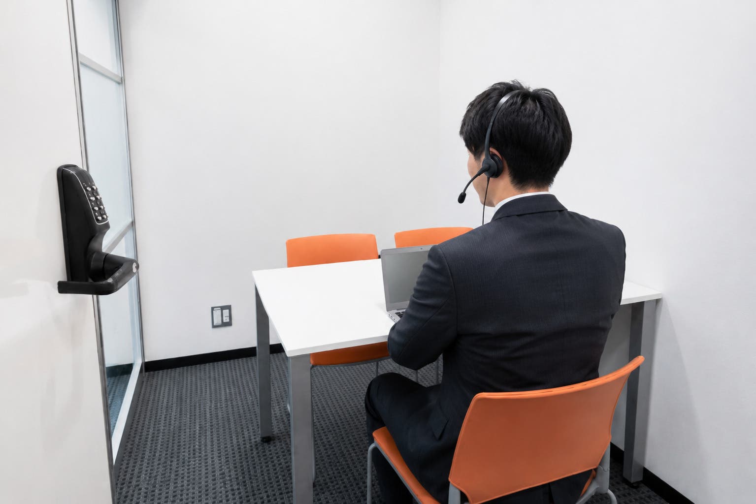 ⭐️【4名会議室】赤坂見附駅から徒歩4分⭐️スタッフ常駐のため安心してご利用いただけます！✨Wi-Fi有りの写真2