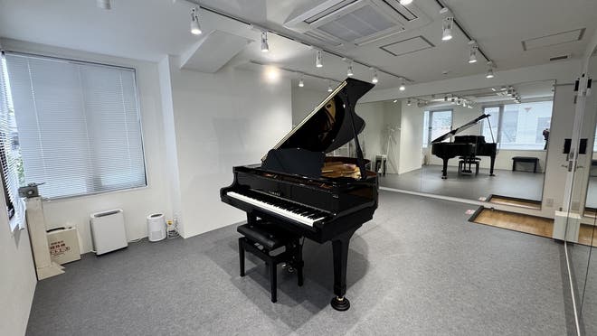 【大倉山駅徒歩1分】24.03㎡/グランドピアノ(YAMAHA C3E)常設の音楽スタジオ(ルービー大倉山 room4)の写真1
