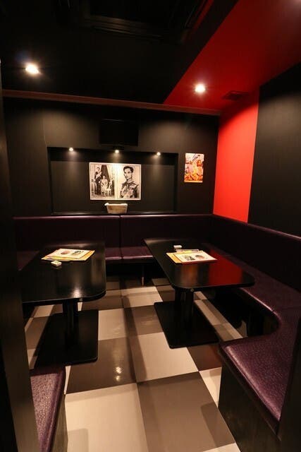 新宿三丁目駅から徒歩5分の完全個室のレンタルスペースで、少人数の打ち合わせや歓送迎会、女子会、誕生日などで利用可能です。の写真2