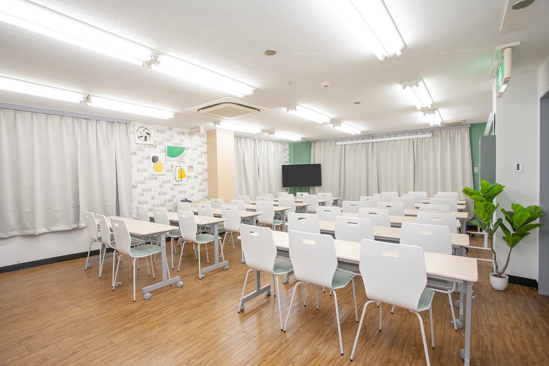目黒駅徒歩3分!/最大50名/広々65㎡/建物前に喫煙所!土足利用可/会議/セミナー/面接/懇親会/ボードゲーム/飲食お酒可!の写真1