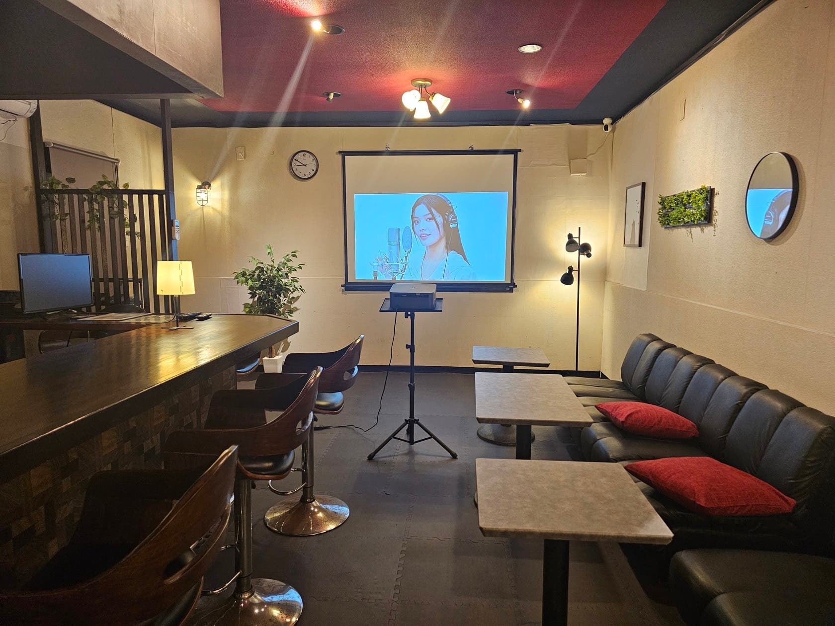 貸切カフェやバーのように使えます。コンビニ徒歩2分。駐車場・プロジェクタ・WiFiあり。会議・推し活などに。男衾駅徒歩15分の写真1