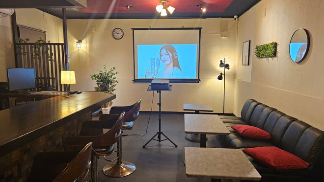 貸切カフェやバーのように使えます。コンビニ徒歩2分。駐車場・プロジェクタ・WiFiあり。会議・推し活などに。男衾駅徒歩15分の写真1