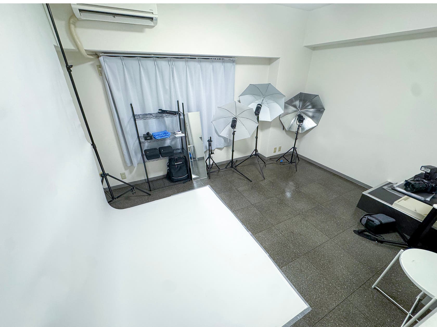 格安｜アメ村徒歩30秒｜白ホリ撮影スタジオの写真2