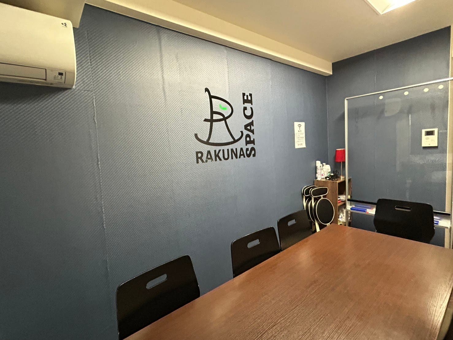 RAKUNA新宿Ⅱ【新宿D5出口徒歩30秒！】★9月内装リニューアル★光回線導入！Wi-Fi・モニター無料完備♪土足OK！の写真2