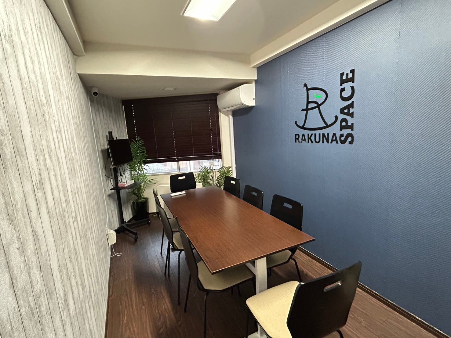 RAKUNA新宿Ⅱ【新宿D5出口徒歩30秒！】★9月内装リニューアル★光回線導入！Wi-Fi・モニター無料完備♪土足OK！の写真1