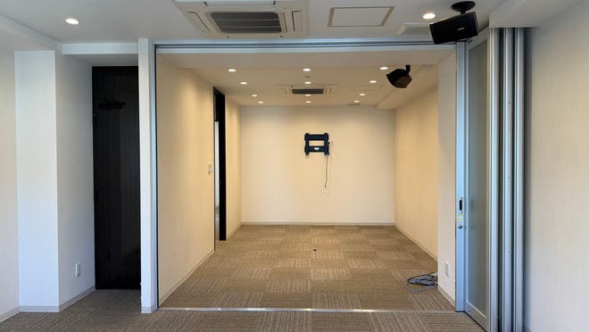 最大20名・可動間仕切りで2室に分割できる39㎡の会議室|研修・セミナー・面接にの写真1