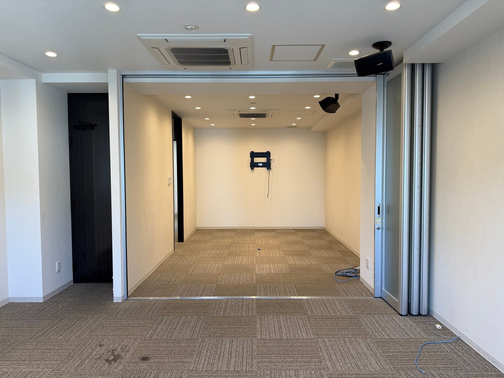 最大20名・可動間仕切りで2室に分割できる39㎡の会議室｜研修・セミナー・面接にの写真2