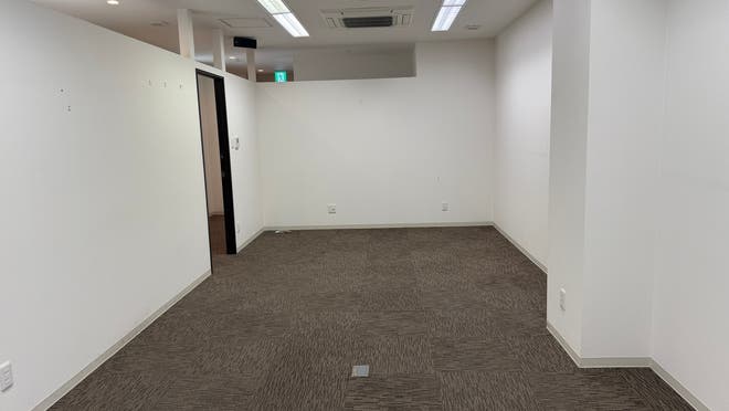 白壁31㎡・12名の会議室|会議・ワークショップ・撮影・オンライン配信にの写真1